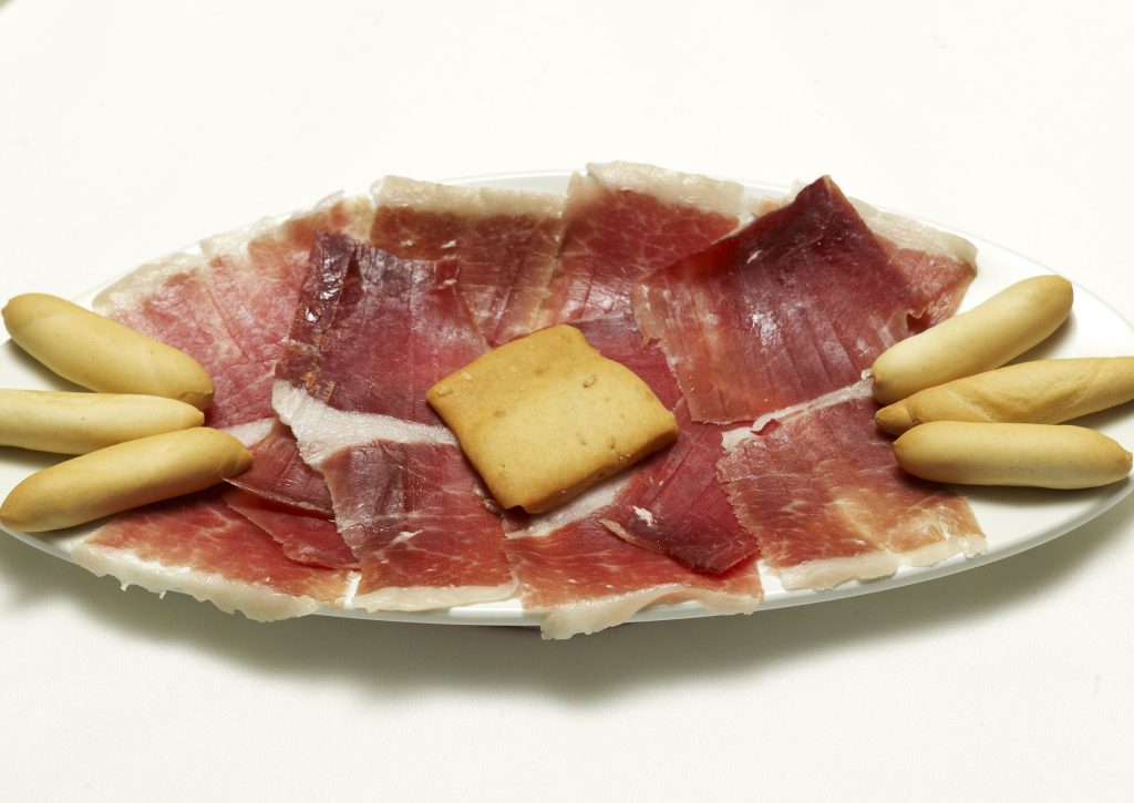 Un jamón bien cortado se disfruta más - Restaurante Círculo Marisquería